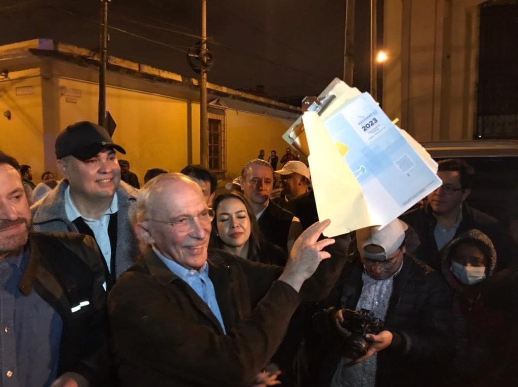 Edmond Mulet con registro de documentación – El Metropolitano