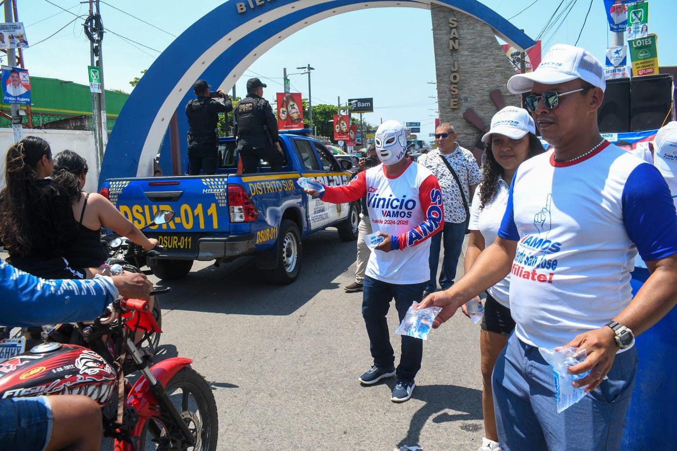 El enmascarado de plata del partido VAMOS causa expectación en el ...