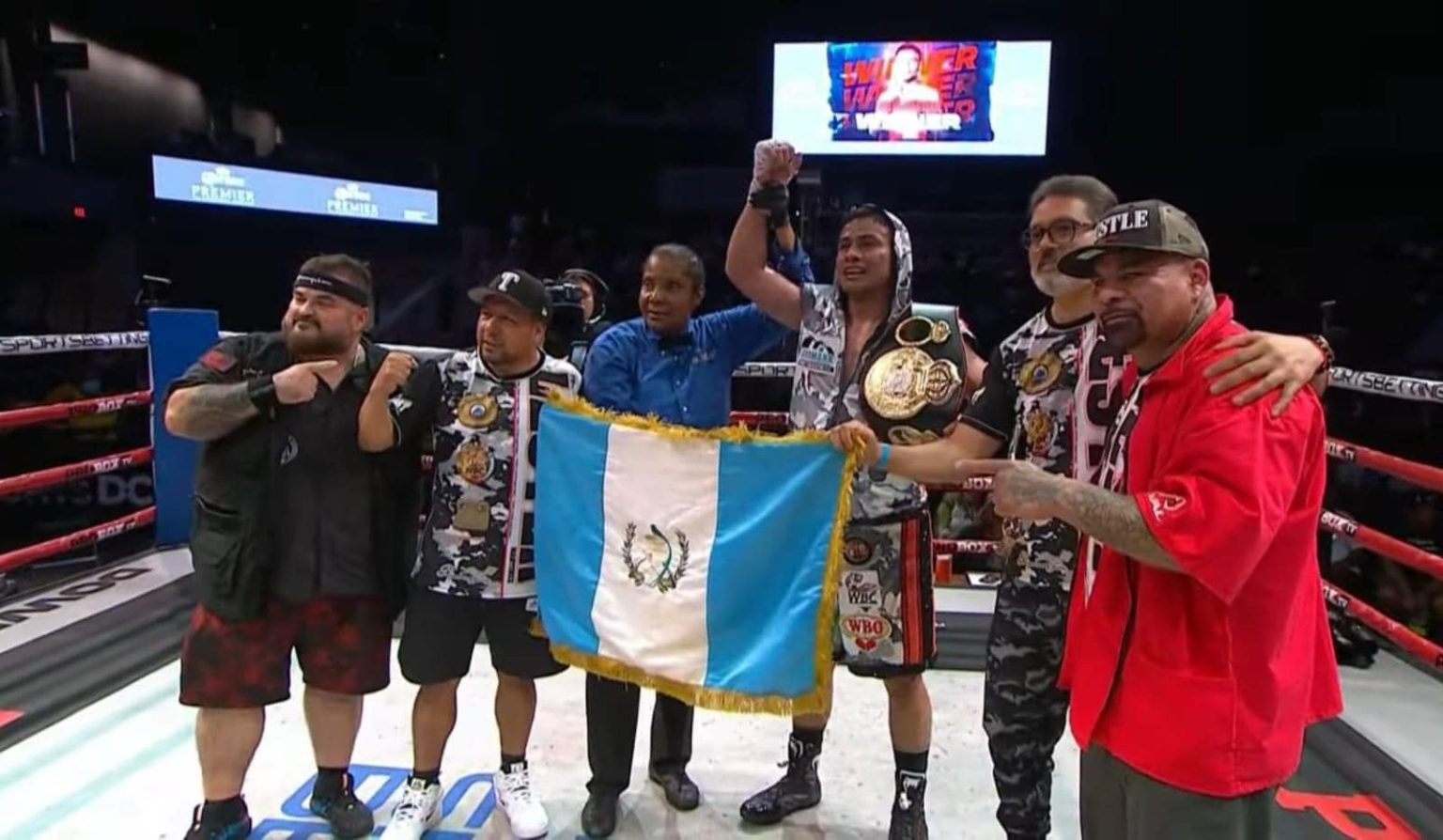 El boxeador guatemalteco Lester Martínez derrota al ecuatoriano Carlos ...