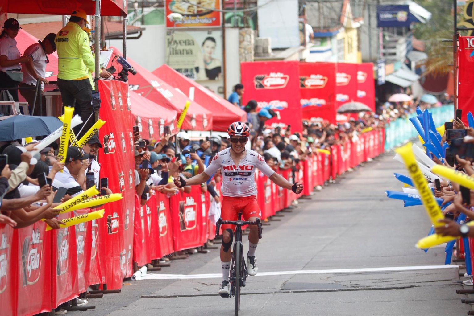 Nicolás Paredes, del Hino One La Red Suzuki gana la tercera etapa de la 64 vuelta ciclística a ...